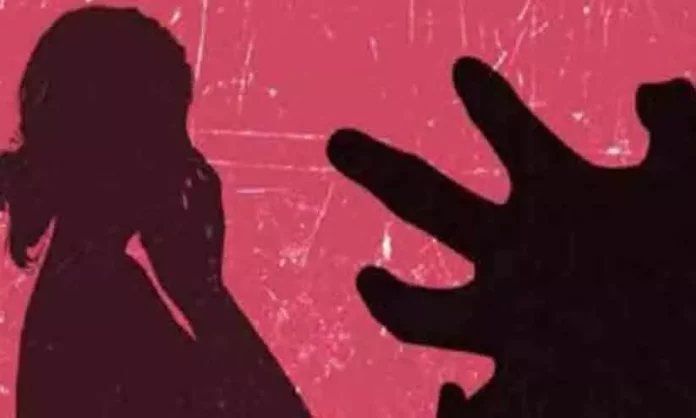 മൂന്നര വയസ്സുകാരിയെ അമ്മ പുഴയിലെറി‍ഞ്ഞു കൊന്ന കേസ് കുട്ടി ലൈംഗിക പീഡനത്തിന് ഇരയായി പിതാവിന്റെ